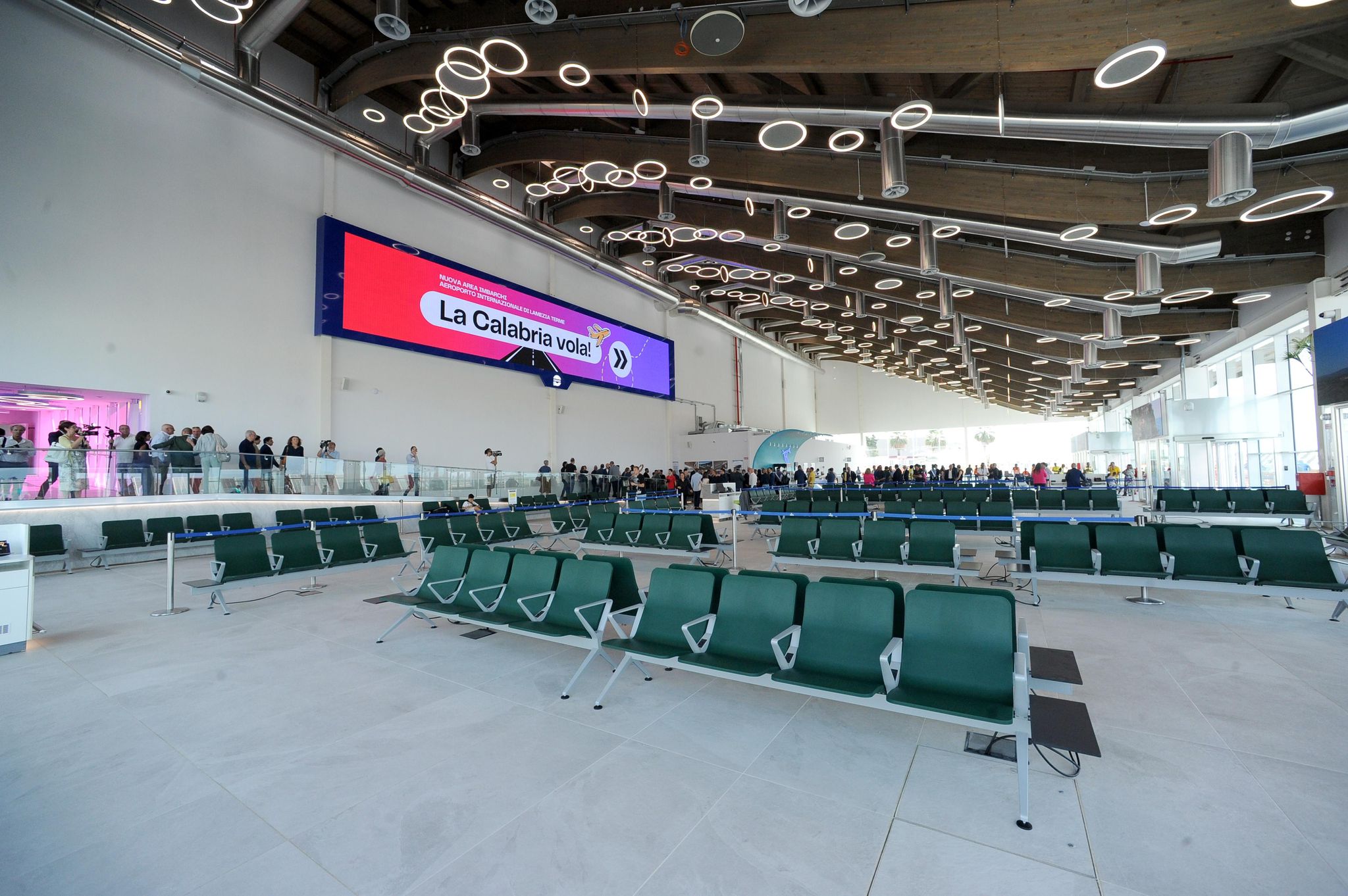 Aeroporto Lamezia Terme, Inaugurato il nuovo gate - Ntacalabria.it