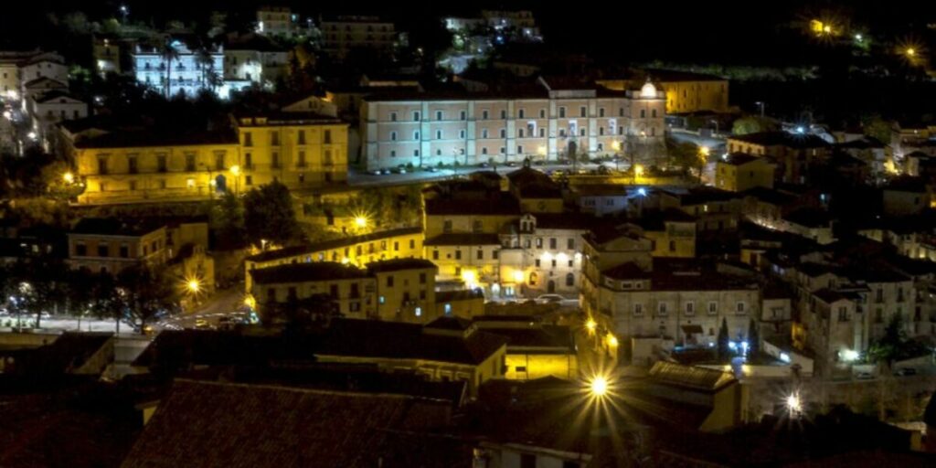 Cosenza vive una notte d'estate con musica e negozi aperti